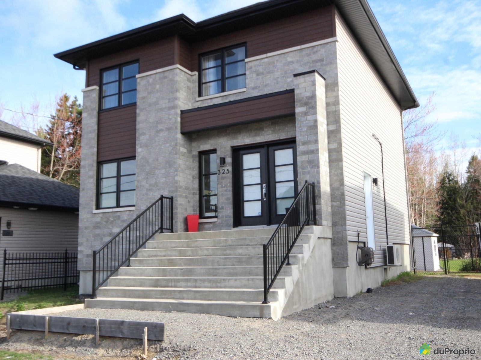 facade-maison-2-etages-st-lin-laurentides-1600-7384808.jpg