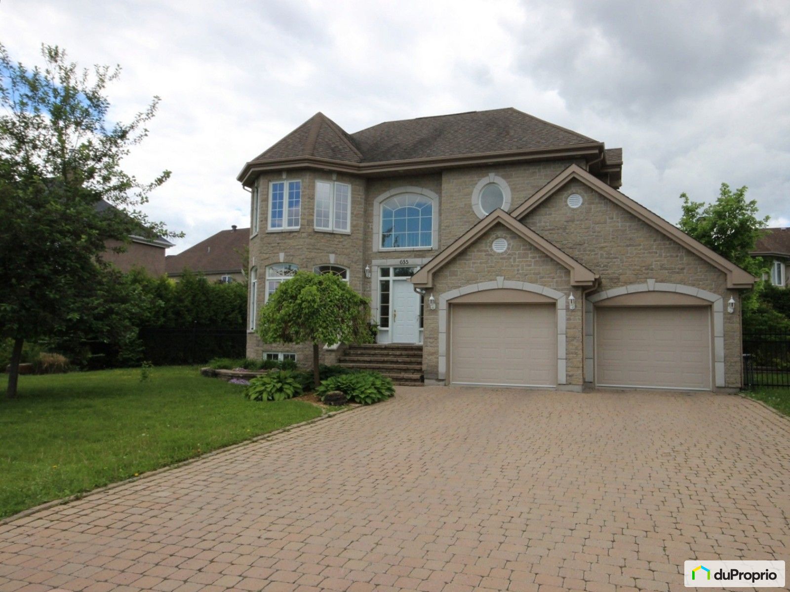 Maison 2 étages à vendre Rosemère 5 chambres 2 salles de bain #1034089