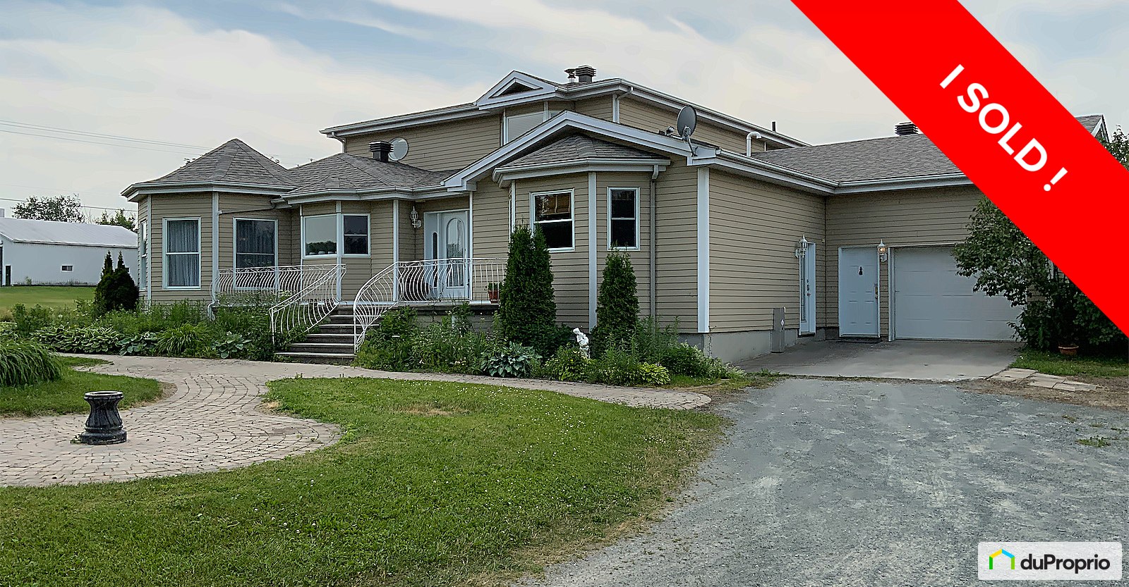 vue-avant-maison-2-etages-roxton-pond-1600-14400545-sold.jpg