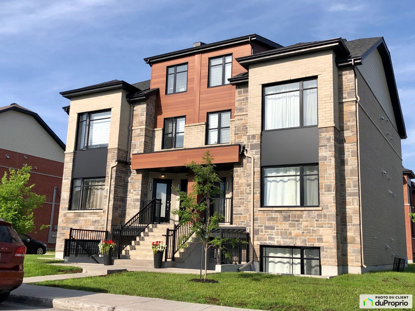 Triplex à vendre Ste-Rose 3 chambres 1 salle de bain #1100970