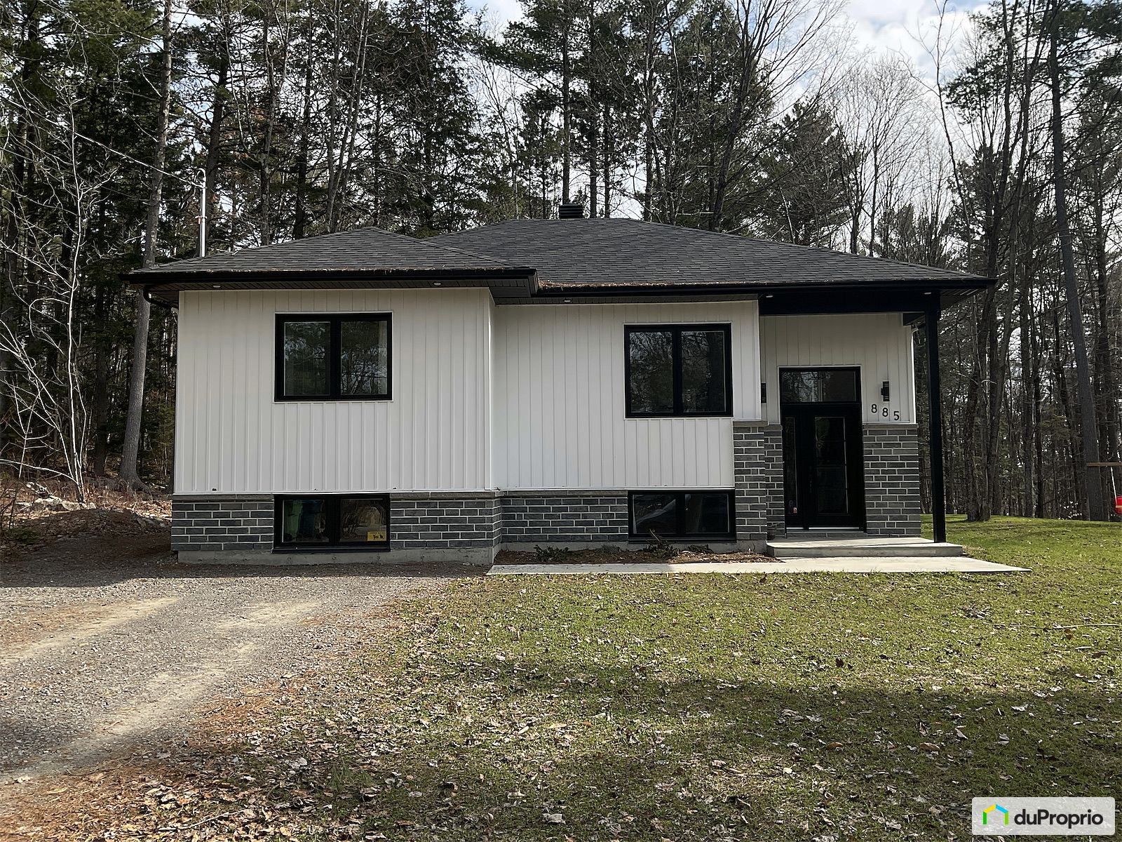Bungalow à vendre Ste-Julienne 2 chambres 2 salles de bain #1130489